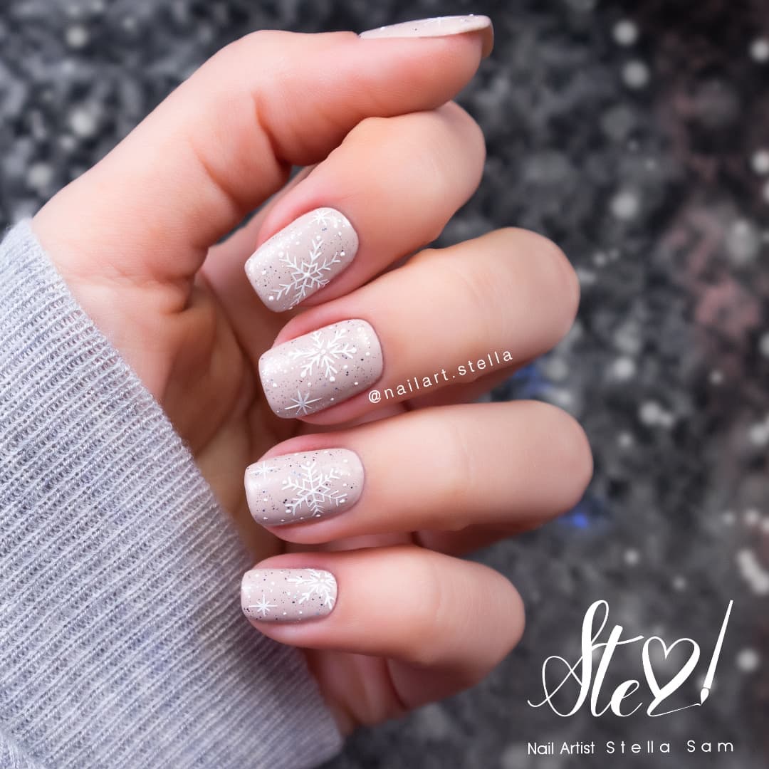 25 Cozy Short Nail Ideas for Winter: Frosty Fingers - 160grams